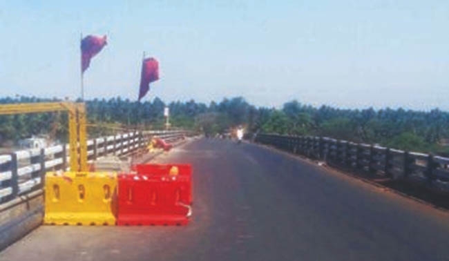 रेवदंडा-साळावपूल 5 टनापर्यंत वाहतुकीसाठी खुला - Raigad Times